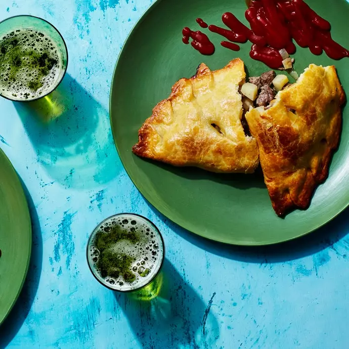 Slika može sadržavati Food Dessert Torta Bread Pie Namještaj Stol i Trpezarija