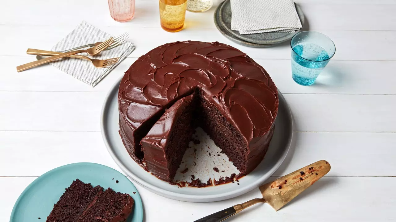 डबल चॉकलेट लेयर केक