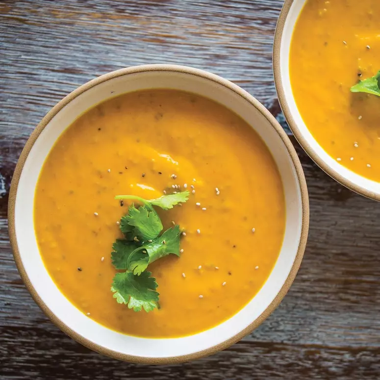 Afbeelding kan het volgende bevatten Kom Schotel Eten Maaltijd Soep Kom Soep Curry en Jus