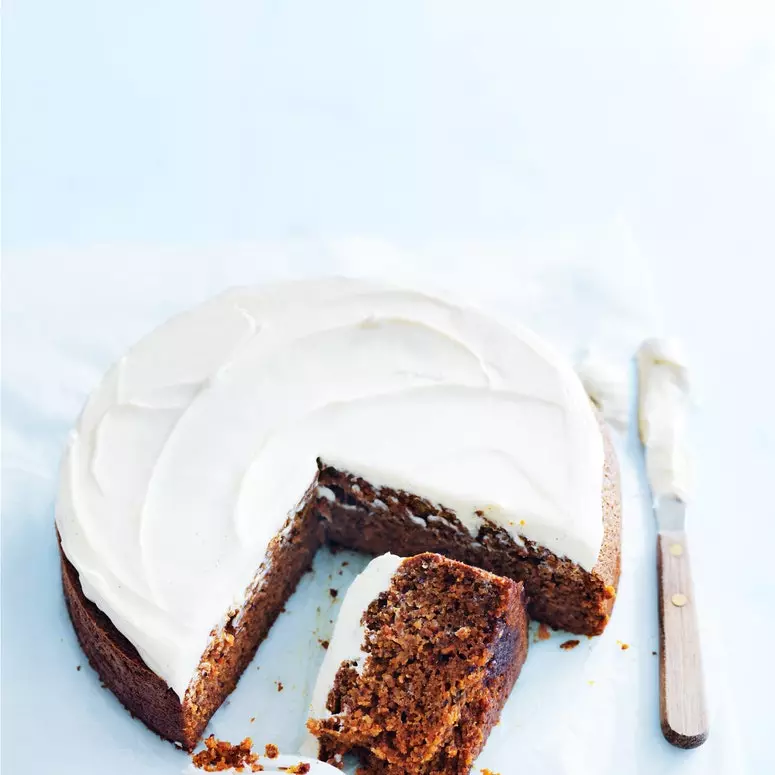 Vue de dessus d'un gâteau aux carottes circulaire avec glaçage au fromage à la crème blanc.