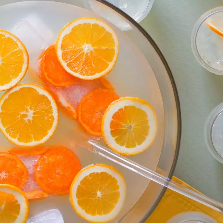 Maaaring naglalaman ang larawang ito ng Plant Fruit Citrus Fruit Food Orange Drink Lemonade at Inumin