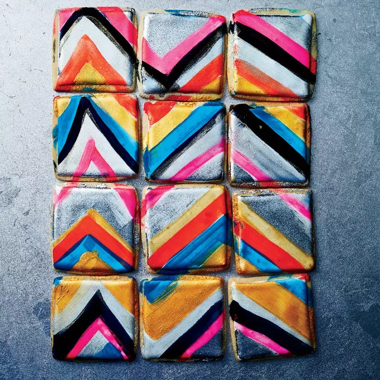 12 spalvingai dekoruotų cukrinių sausainių tinklelis.