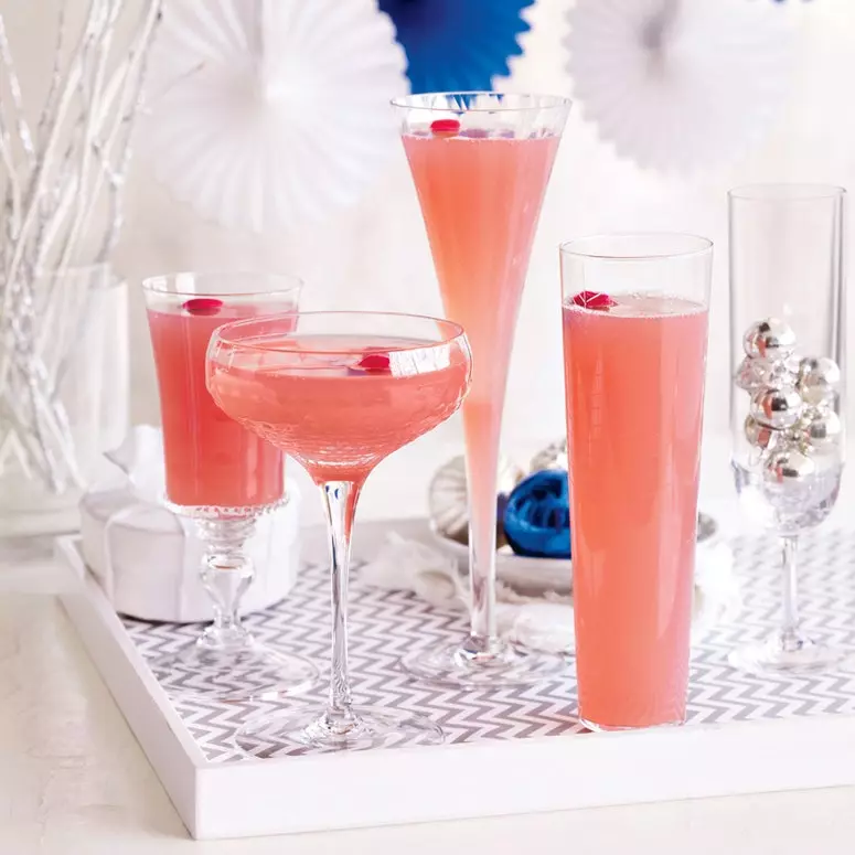Na obrázku může být Drink Cocktail Alcohol Beverage Glass Home Decor and Goblet