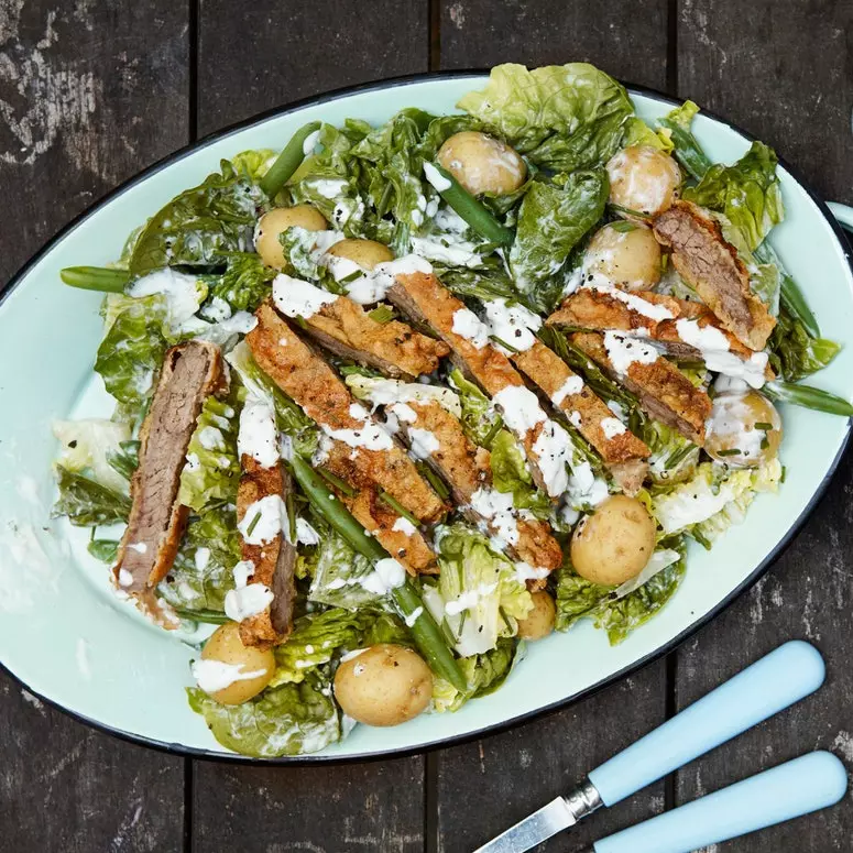 Country Fried Steak Salad na May Blue Cheese Dressing