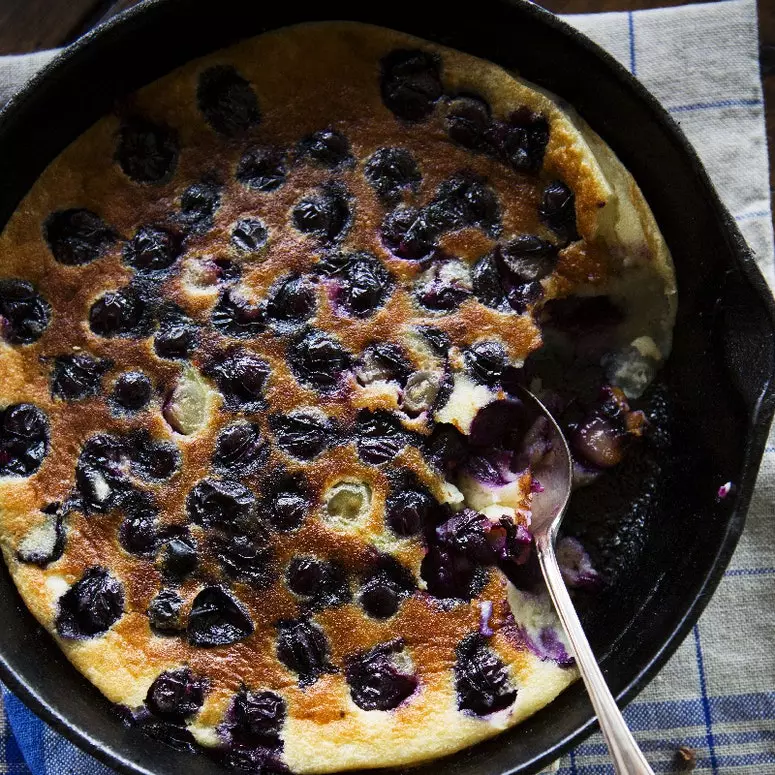 Kujutis võib sisaldada taimseid puuvilju sisaldavaid toiduaineid mustikas pizza loom selgrootu mesilane mesilane putukas ja jahu