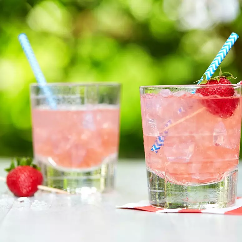 تصوير ۾ ٿي سگھي ٿو Fruit Food Strawberry Plant Drink Beverage Cocktail and Alcohol