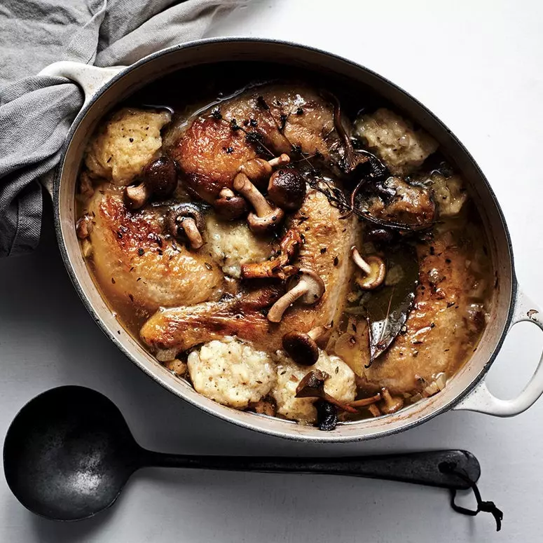 Frango e bolinhos com cogumelos em forno holandês.