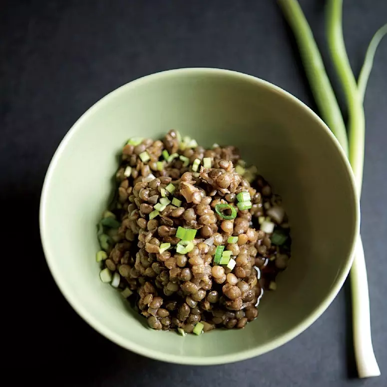 La imagen puede contener alimentos vegetales, vegetales, frijoles y lentejas.