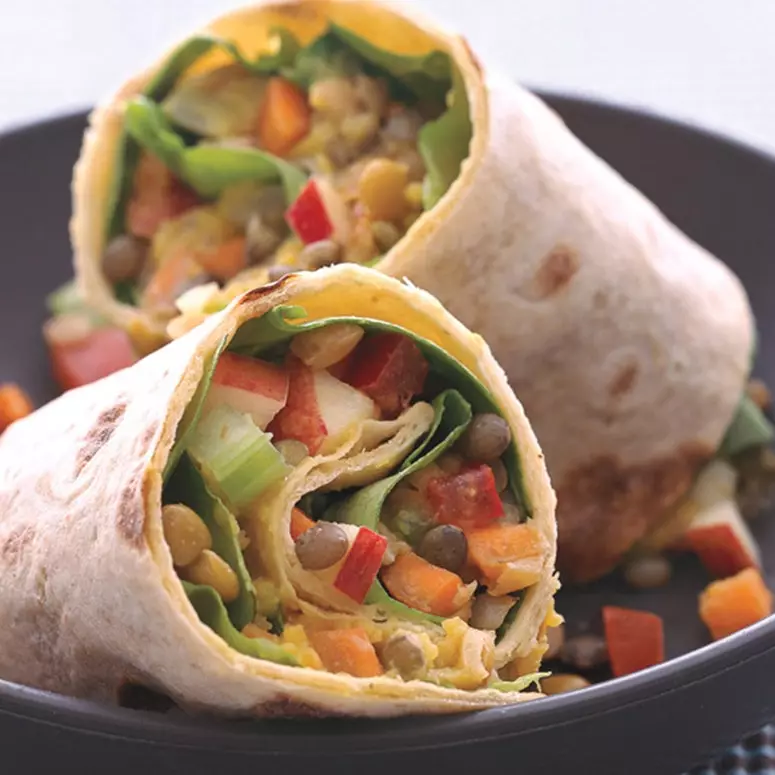 התמונה עשויה להכיל Food Burrito Burger ו-Sandwich Wrap