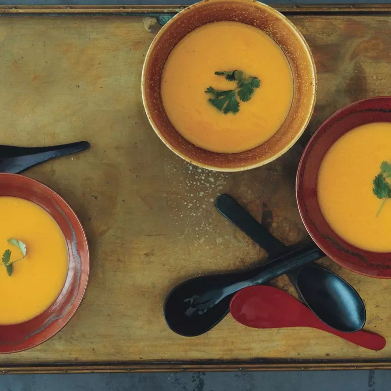 छविमा बाउल फूड कस्टर्ड डिश मील सूप बाउल र बर्तनहरू समावेश हुन सक्छ