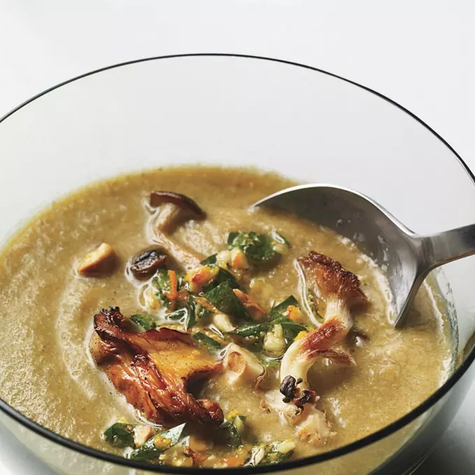 រូបភាពអាចមាន៖ Bowl Food Dish Meal Cutlery Spoon Soup Bowl and Soup