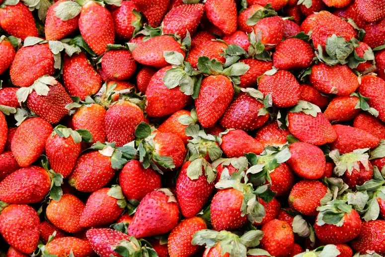 Dieses Bild kann Erdbeeren, Früchte, Pflanzen und Lebensmittel enthalten