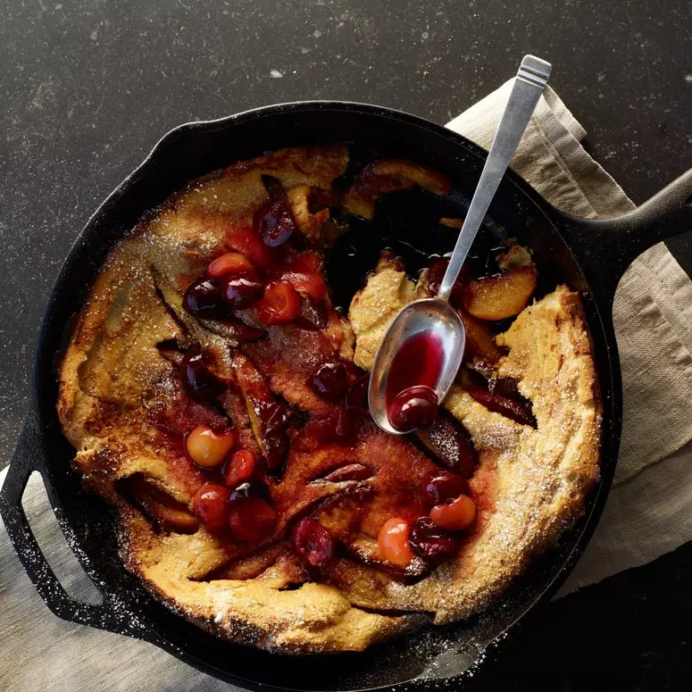 Gusseiserne Pfanne mit Pfirsich und Kirsche Dutch Baby.