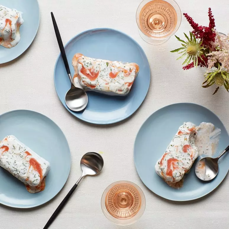 Yoghurt-perzik semifreddo is een van onze favoriete makkelijke zomerdessertrecepten