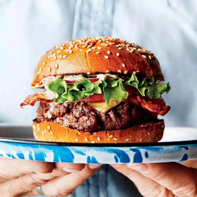 Bild kann Burger Essen Mensch und Person enthalten