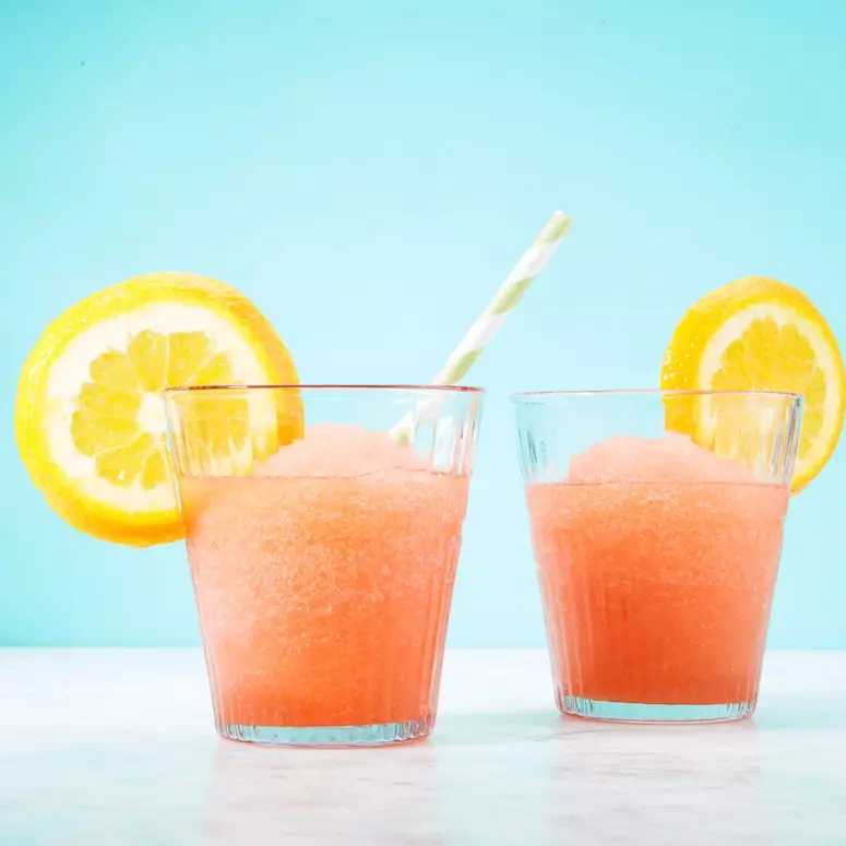 Bild kann Getränk Limonade Getränk Pflanze Obst Lebensmittel Zitrusfrucht Orange Cocktail und Alkohol enthalten