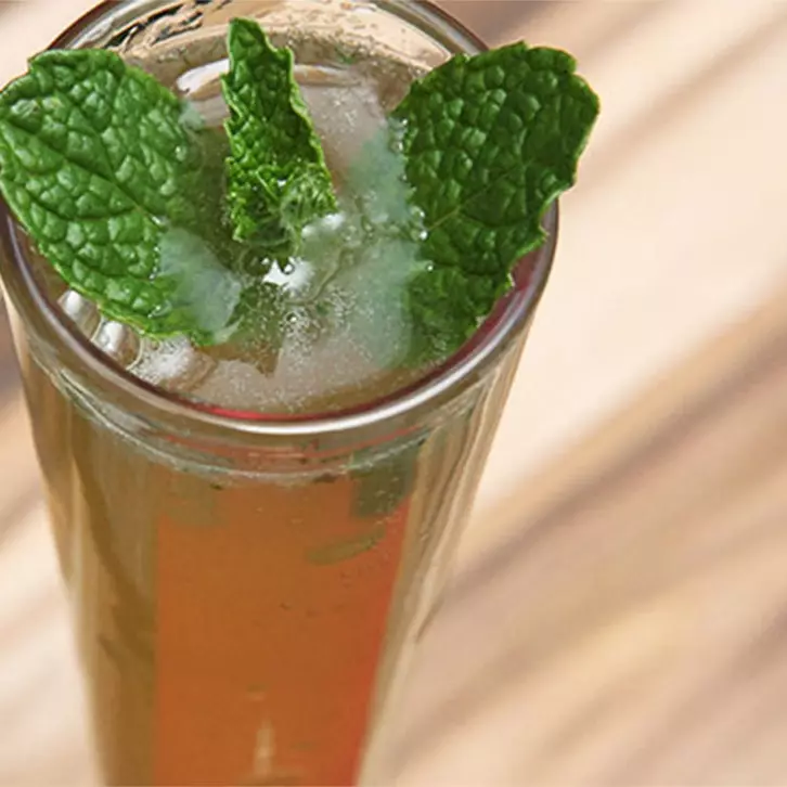 Kujutis võib sisaldada joogi Mojito kokteili alkohoolse joogi vaasi ja purki