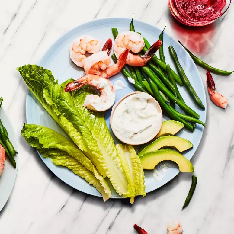 Foto af en af vores nemmeste rejeopskrifter rejer med grønne bønner salat og cremet citronildip.