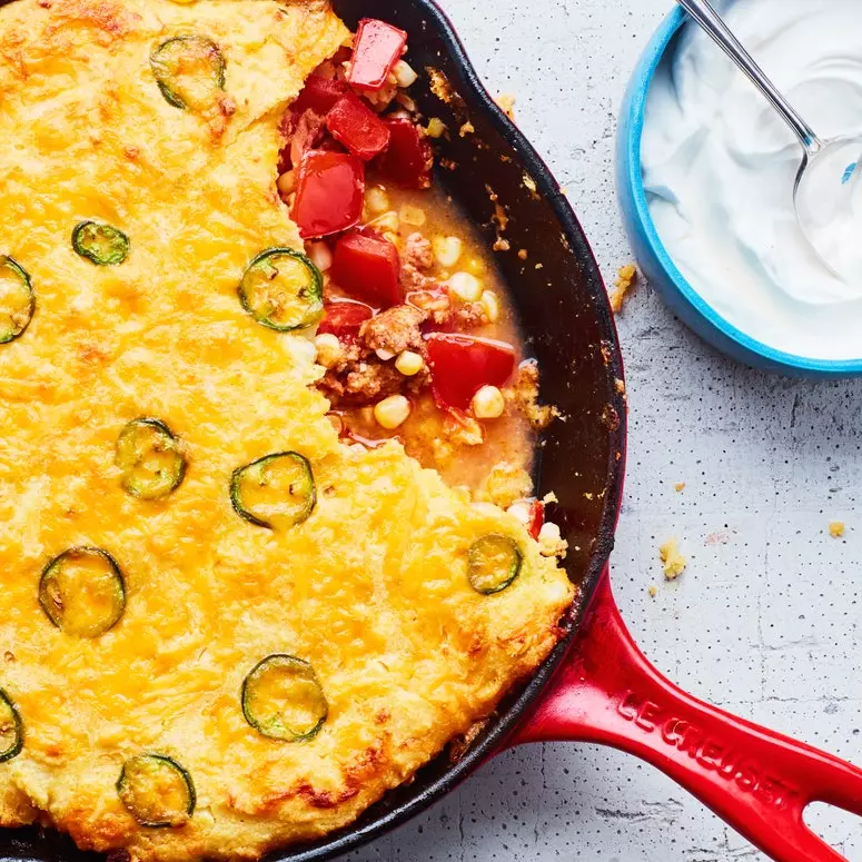 Tamale pie mei cornbread top yn in skillet