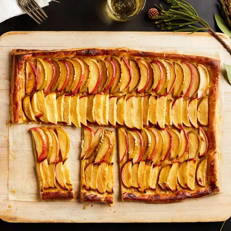 تارت سیب مستطیلی شکل در تابه با یک طرف خامه فرم گرفته تازه