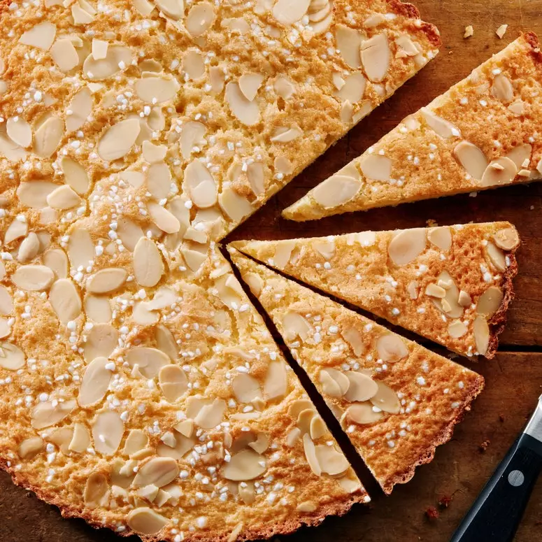 Pastel de sol en una tabla de cortar con varias rebanadas cortadas.