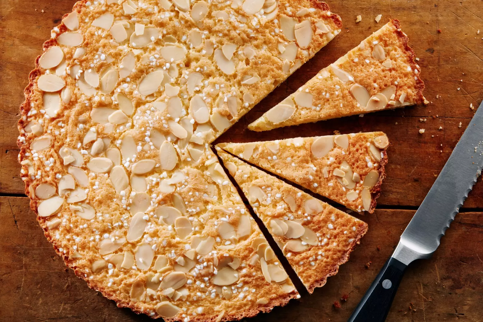 Pastel de sol en una tabla de cortar con varias rebanadas cortadas.