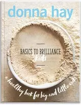 Εξώφυλλο βιβλίου για το Basics to Brilliance Kids της Donna Hay με ένα μπολ γεμάτο αλεύρι σε αλευρωμένο πάγκο.