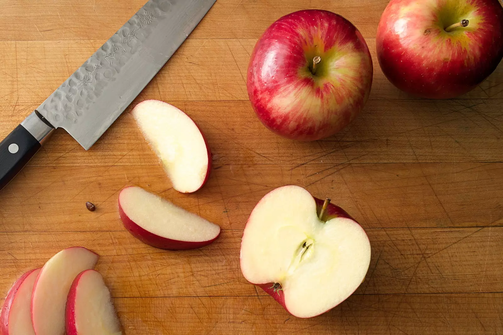 Тасвир метавонад дорои ғизои растании меваҷот ва силоҳи Apple Blade Knife