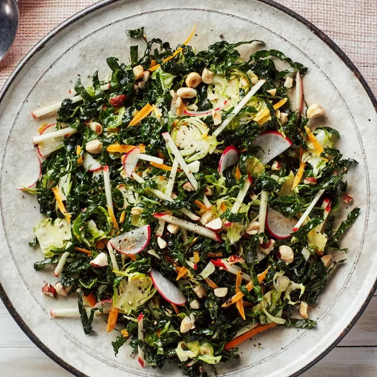 Saxan salad kale ah oo leh Brussels sprouts tufaax gouda dabocase iyo hazelnuts.