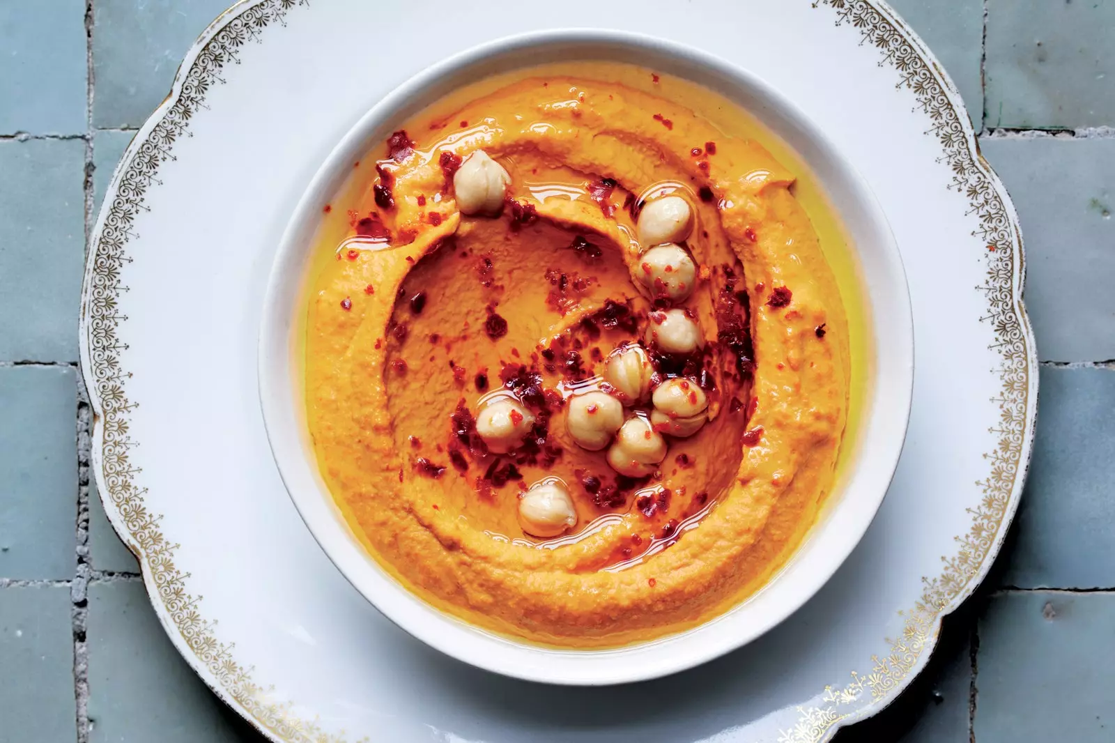 Un bol petit d'hummus dolç i picant guarnit amb cigrons i pebre d'Alep.