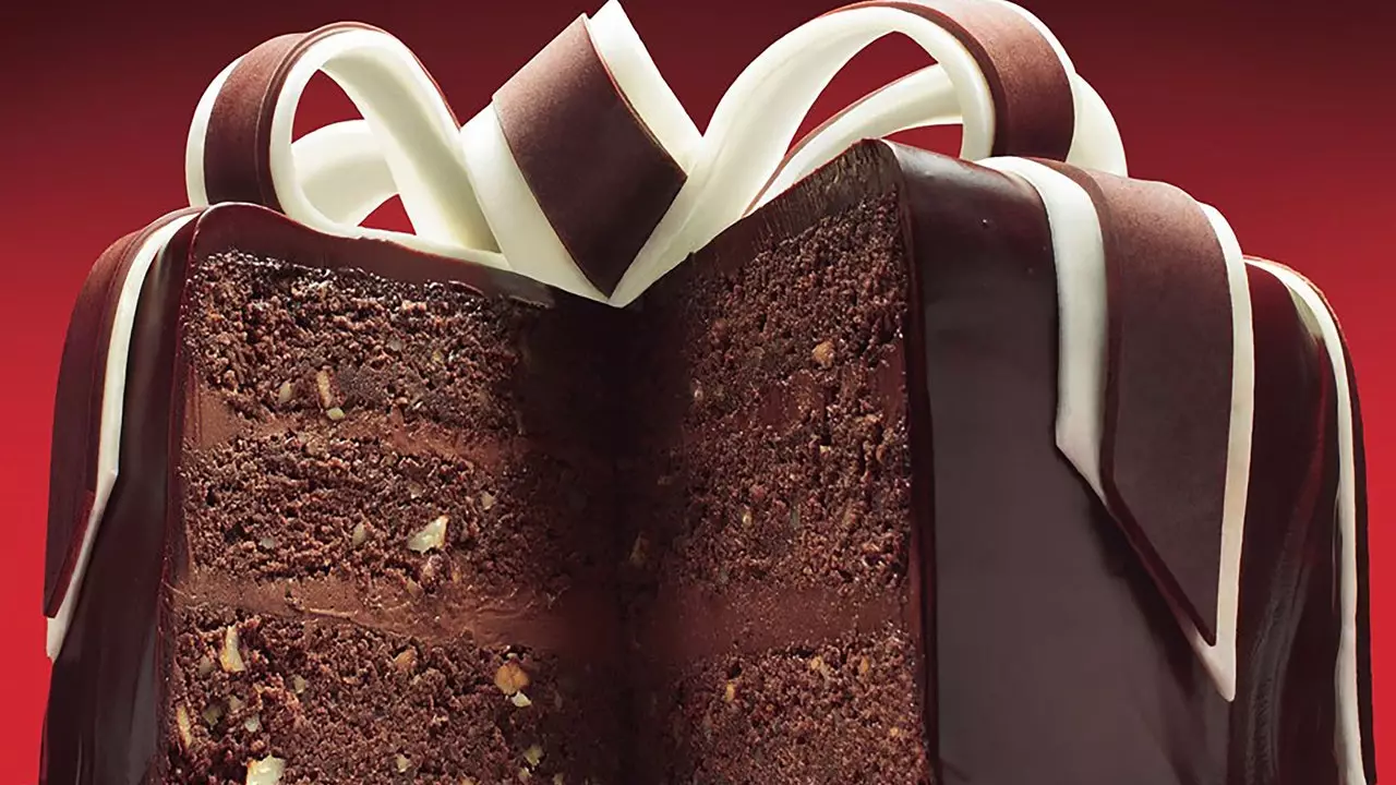 Začinjena čokoladna torta umotana u čokoladne trake