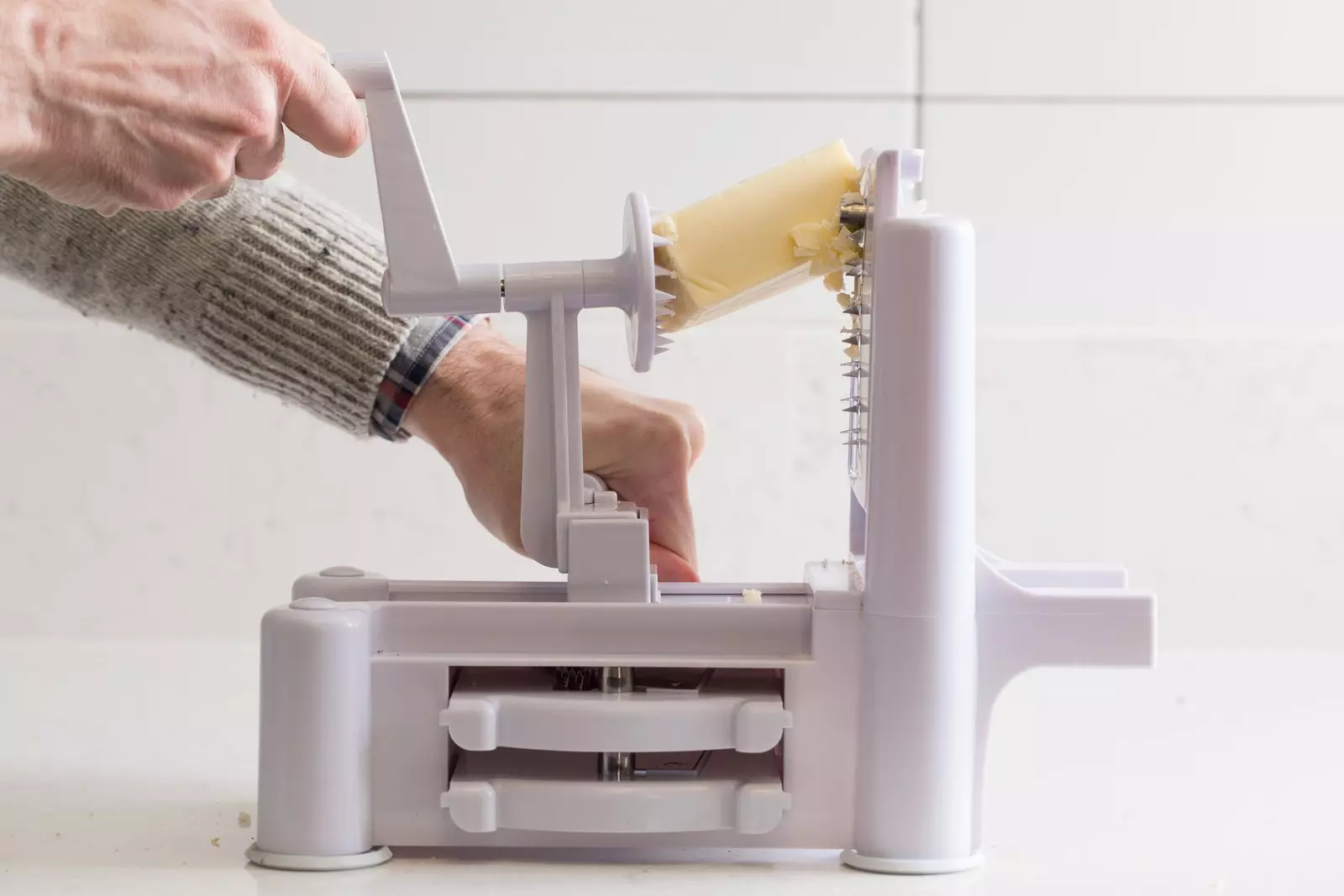 Това изображение може да съдържа кран и ръка за мивка за човек