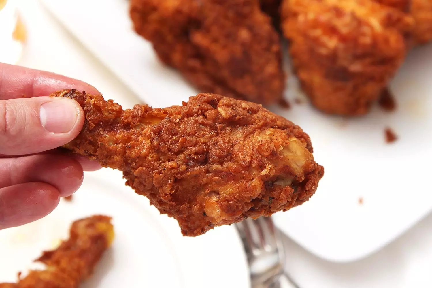 A fényképek tartalmazhat evőeszközök Fork állateledel Fried Chicken ember és madár