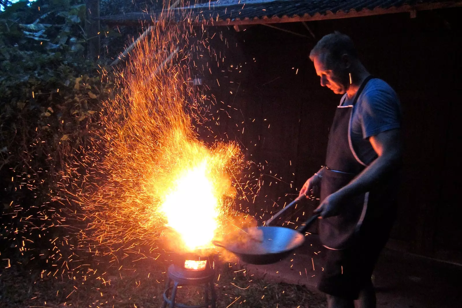 Nuotraukoje gali būti Žmogaus asmens Liepsnos laužas ir Ugnis