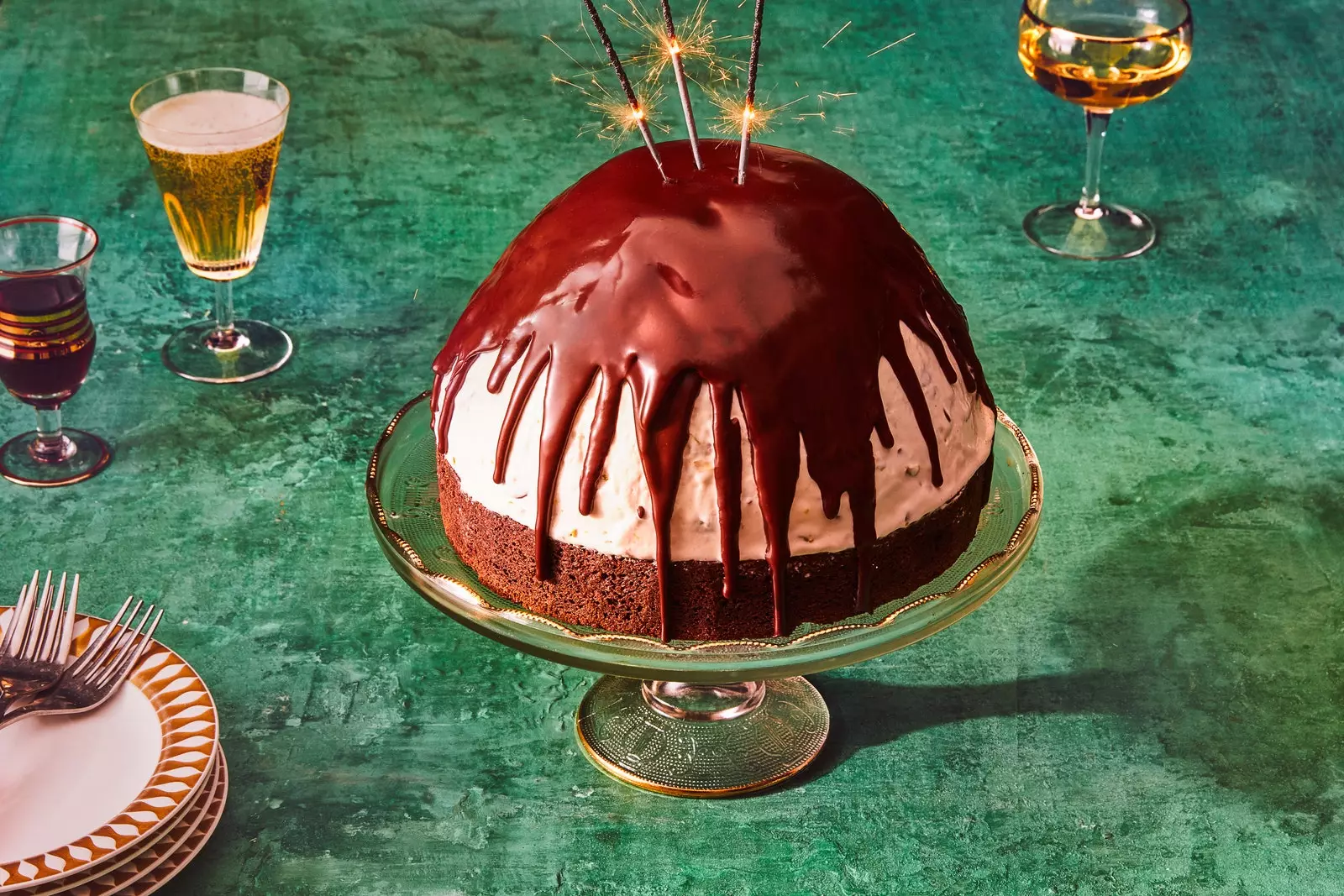 Setšoantšo se kanna sa ba le Cutlery Fork Food Cake Dessert Glass Birthday Cake Drink Beverage Alcohol and Goblet