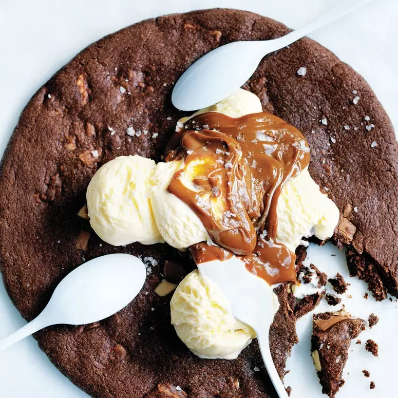 Cette image peut contenir Nourriture Dessert Chocolat Crème Crème Coutellerie Cuillère Cookie et Biscuit