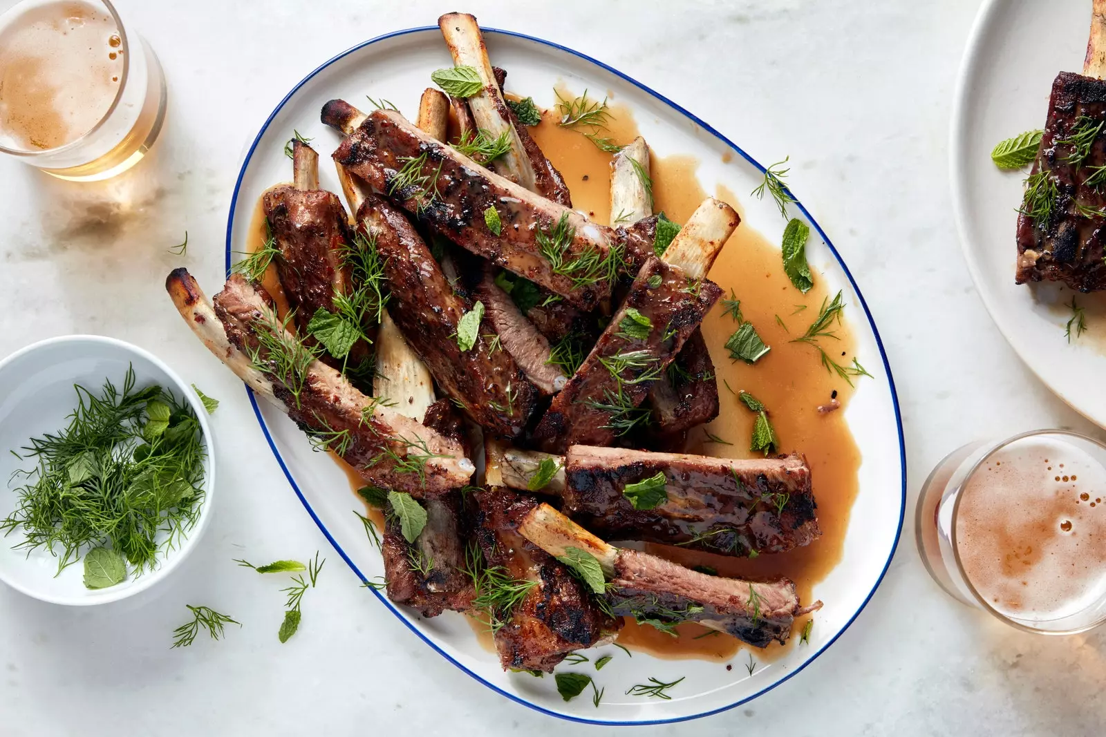 foto van InstantPot-gebraaide ribbetjies met gemengde kruie.