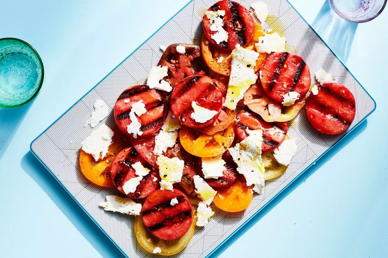 Na obrázku může být Dish Food Meal Plant Jahoda Ovoce a talíř