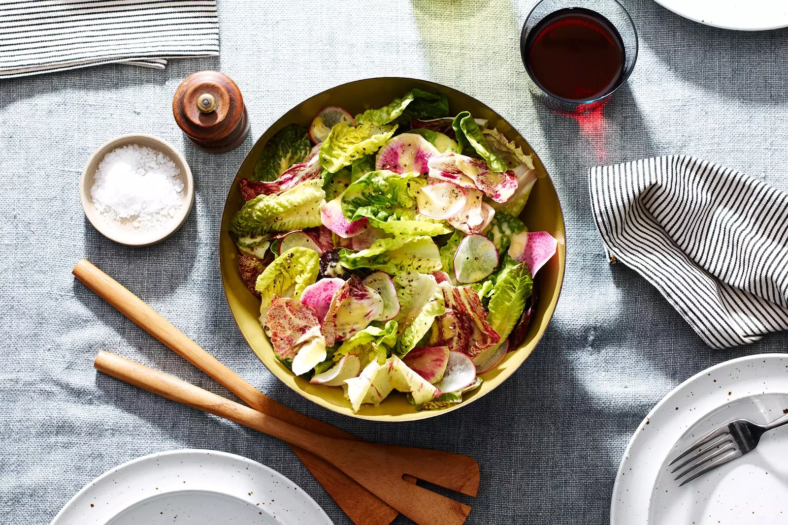 Viena no labākajām redīsu receptēm zaļie salāti ar sinepēm un redīsiem.