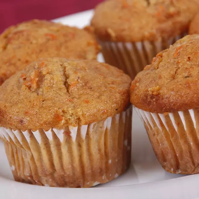 Dette bildet kan inneholde Mat Brød Muffins Dessert Krem Krem Konfekt Søtsaker Cupcake og kake