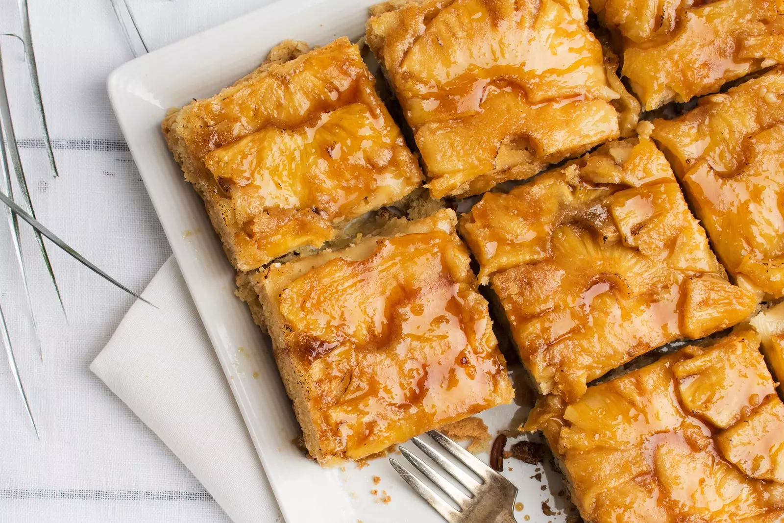 Imej mungkin mengandungi Cutlery Fork Food Dessert Cake Confectionery Sweet Plant and Roti