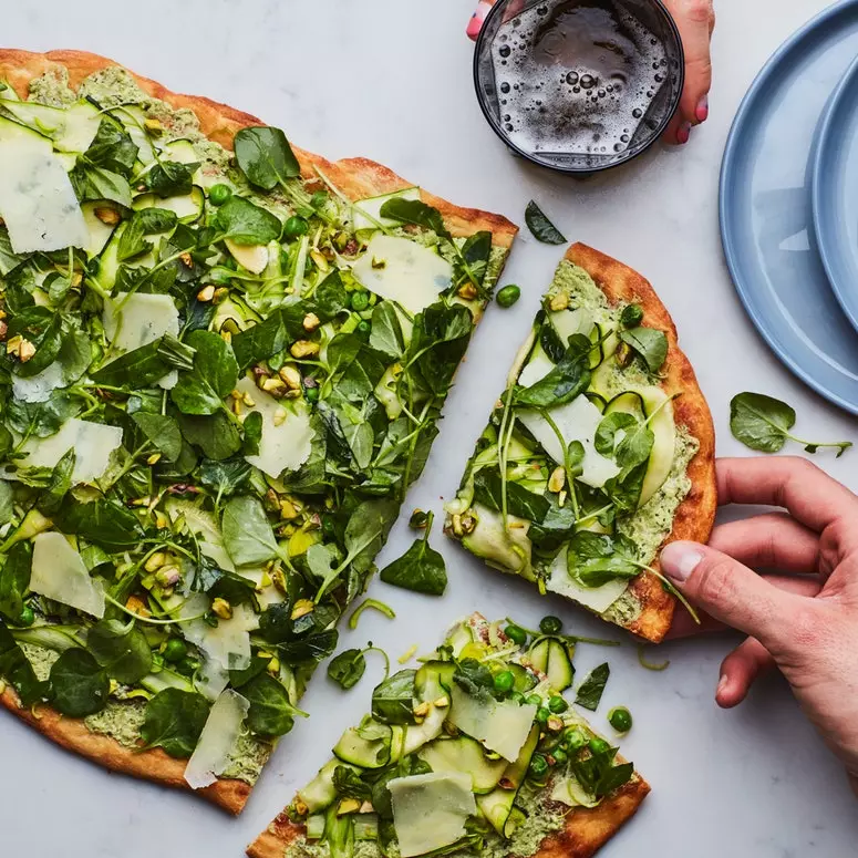 یو له غوره زچیني ترکیبونو څخه دا سپینه پیزا د شیدو سبزیجاتو او پیسټو سره ده.
