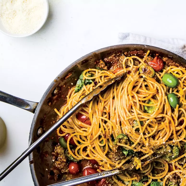 प्रतिमेत नूडल फूड पास्ता आणि स्पेगेटी असू शकतात