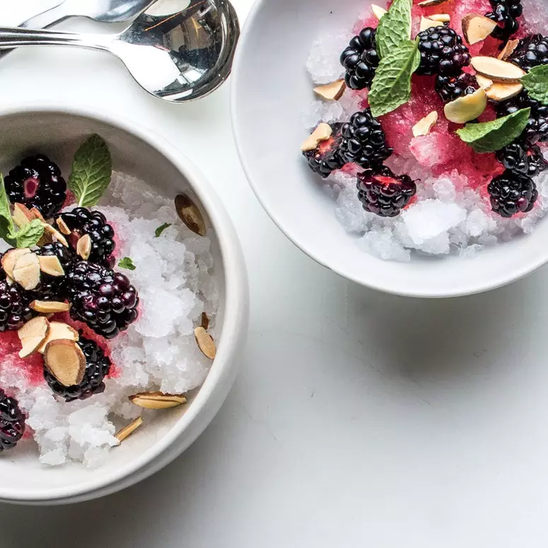 Zoete Granita Met Bramen Geroosterde Amandelen en Munt