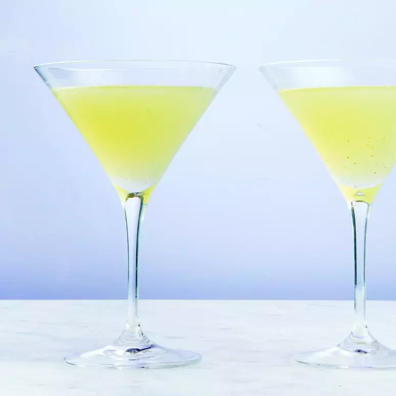 L'immagine può contenere Bevanda Cocktail Bevanda alcolica Martini Pianta e bicchiere