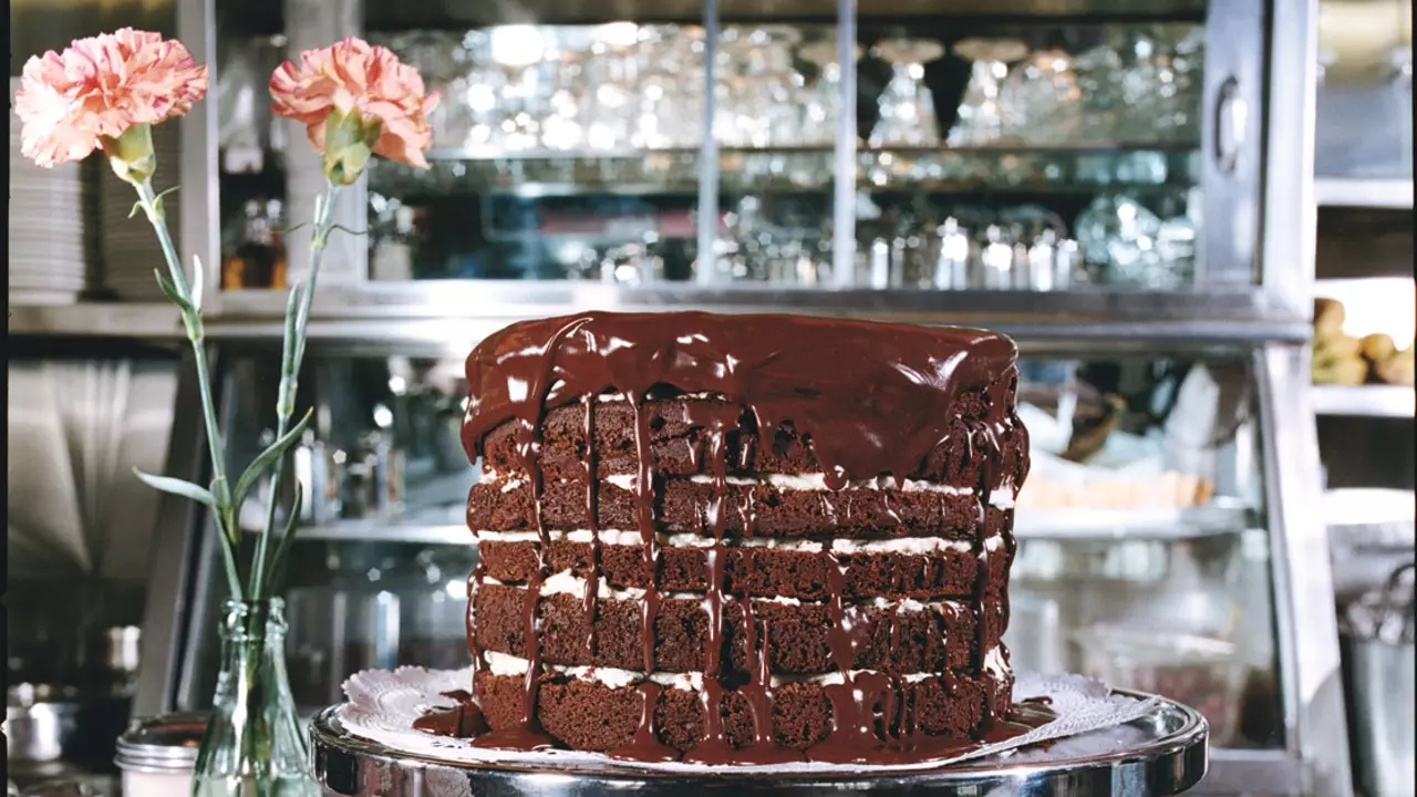 کیک شکلاتی Mile-High با کره وانیلی
