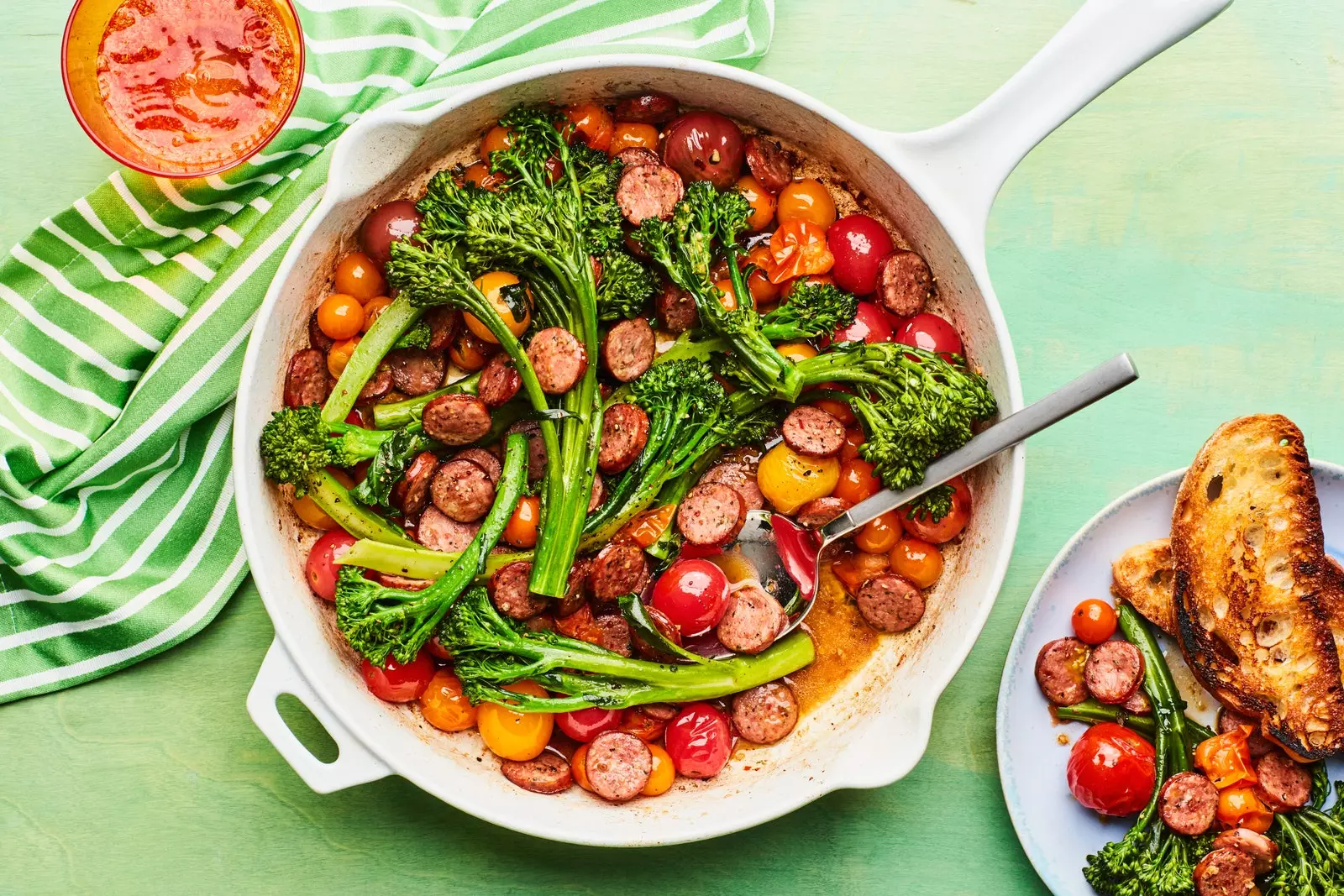 Eines unserer besten Rezepte für ein einfaches Abendessen ist diese Bratwurstpfanne mit Kirschtomaten und Broccolini.