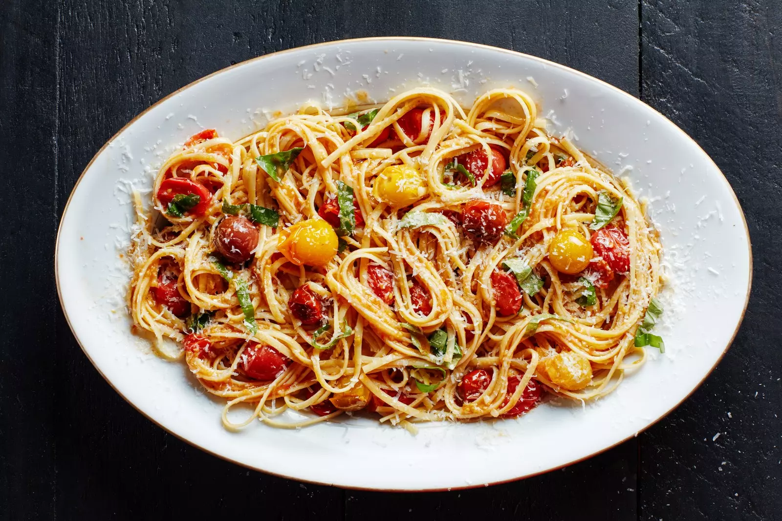 Spaghettiplatte mit schneller Kirschtomatensauce, eine unserer beliebtesten einfachen Sommernudeln.