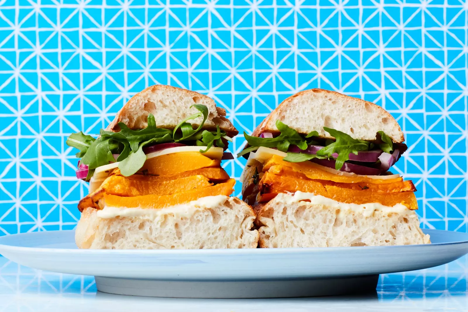 Una delle nostre ricette preferite per il panino è per questo panino con zucca butternut con formaggio cheddar e cipolla rossa sottaceto