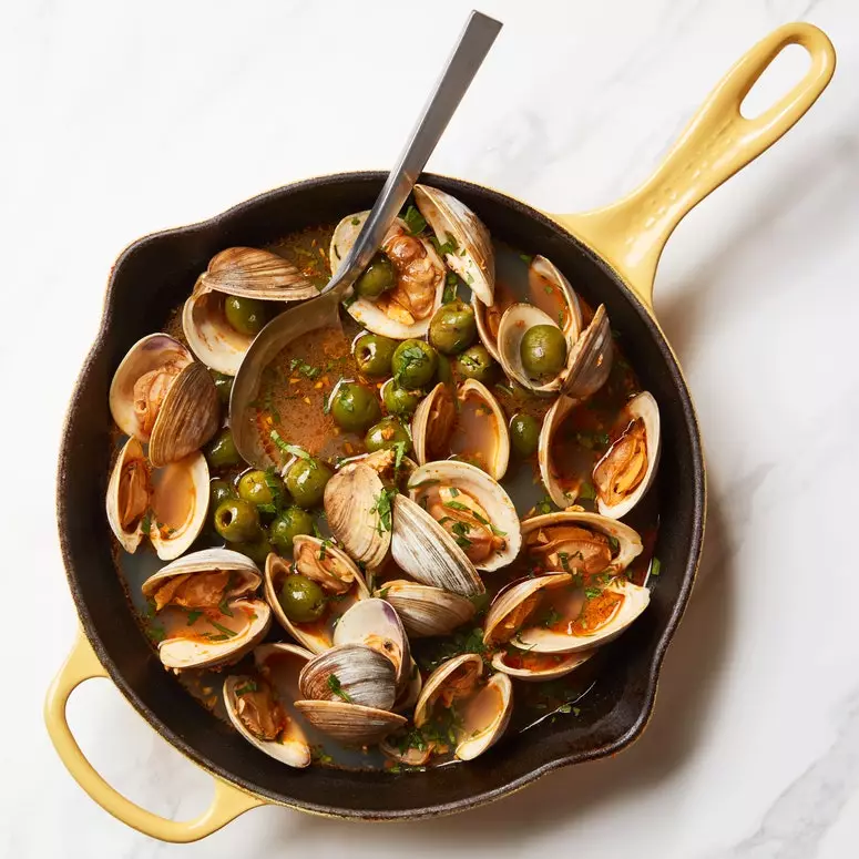 شيري ۽ زيتون سان گڏ هڪ casteron skillet ۾ clams.